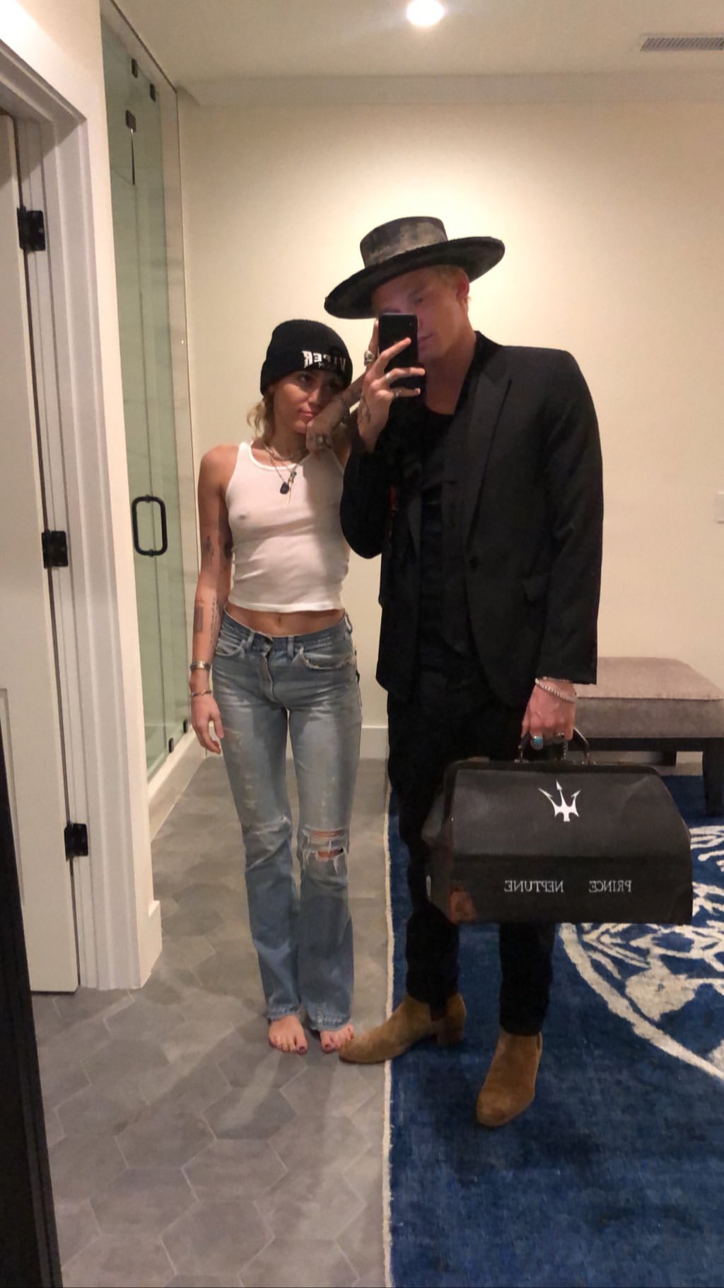 Miley Cyrus Braless Thefappening
